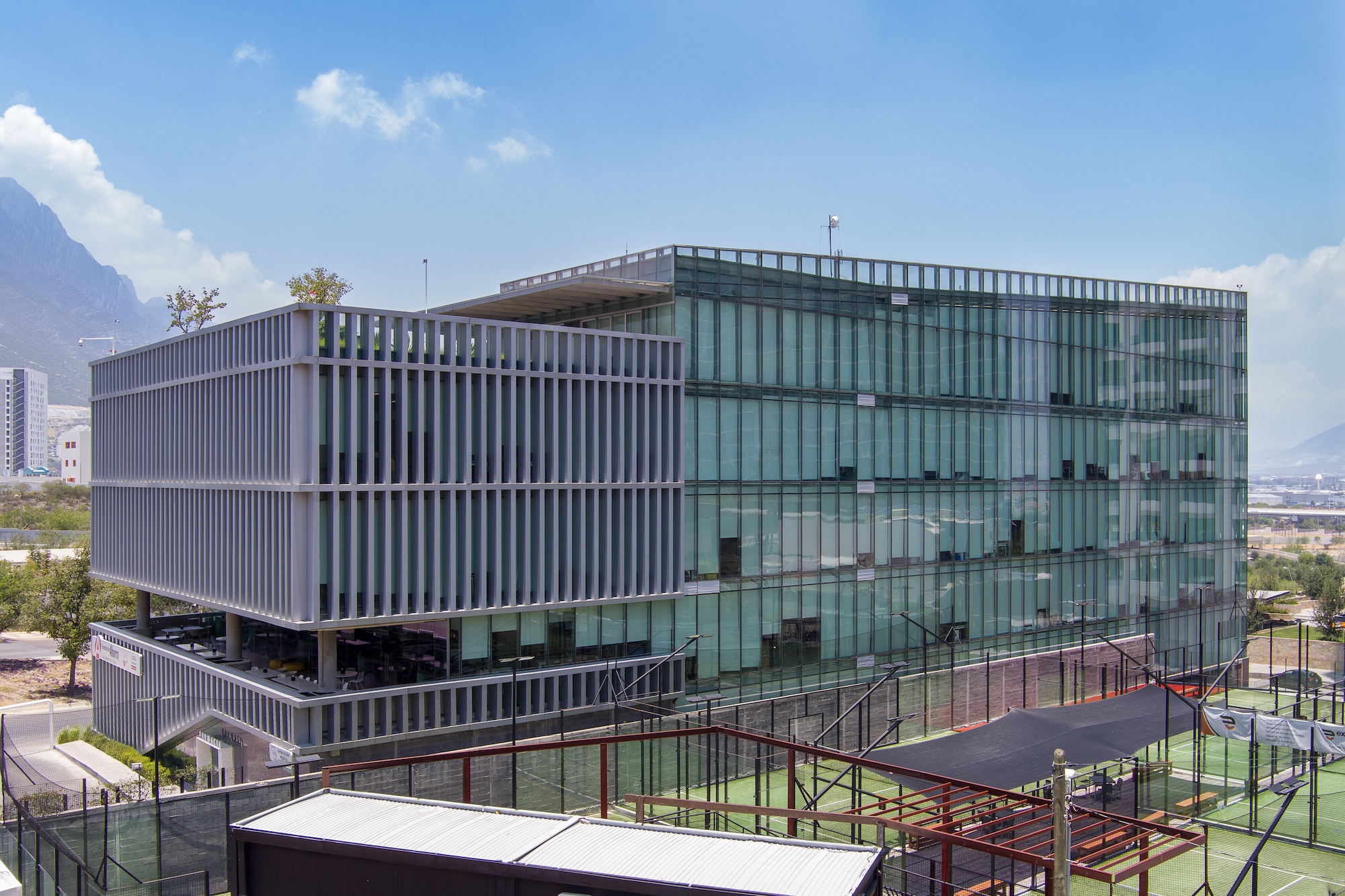 Galeria de Vidrio de baja emisividad en edificio corporativo - 2