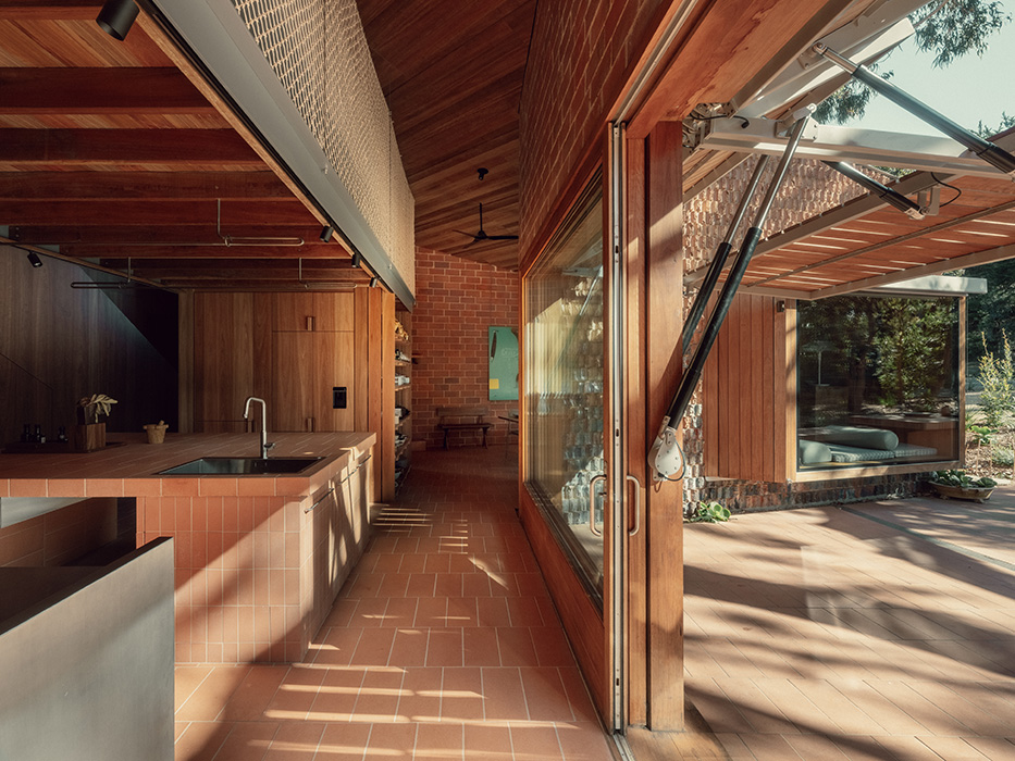 Gallery of External Blinds in Burnt Earth Beach House - 14