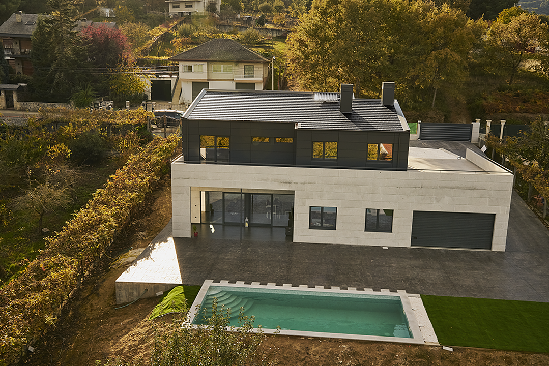 Flat Tile Roof for House in Celanova from Tejas Borja