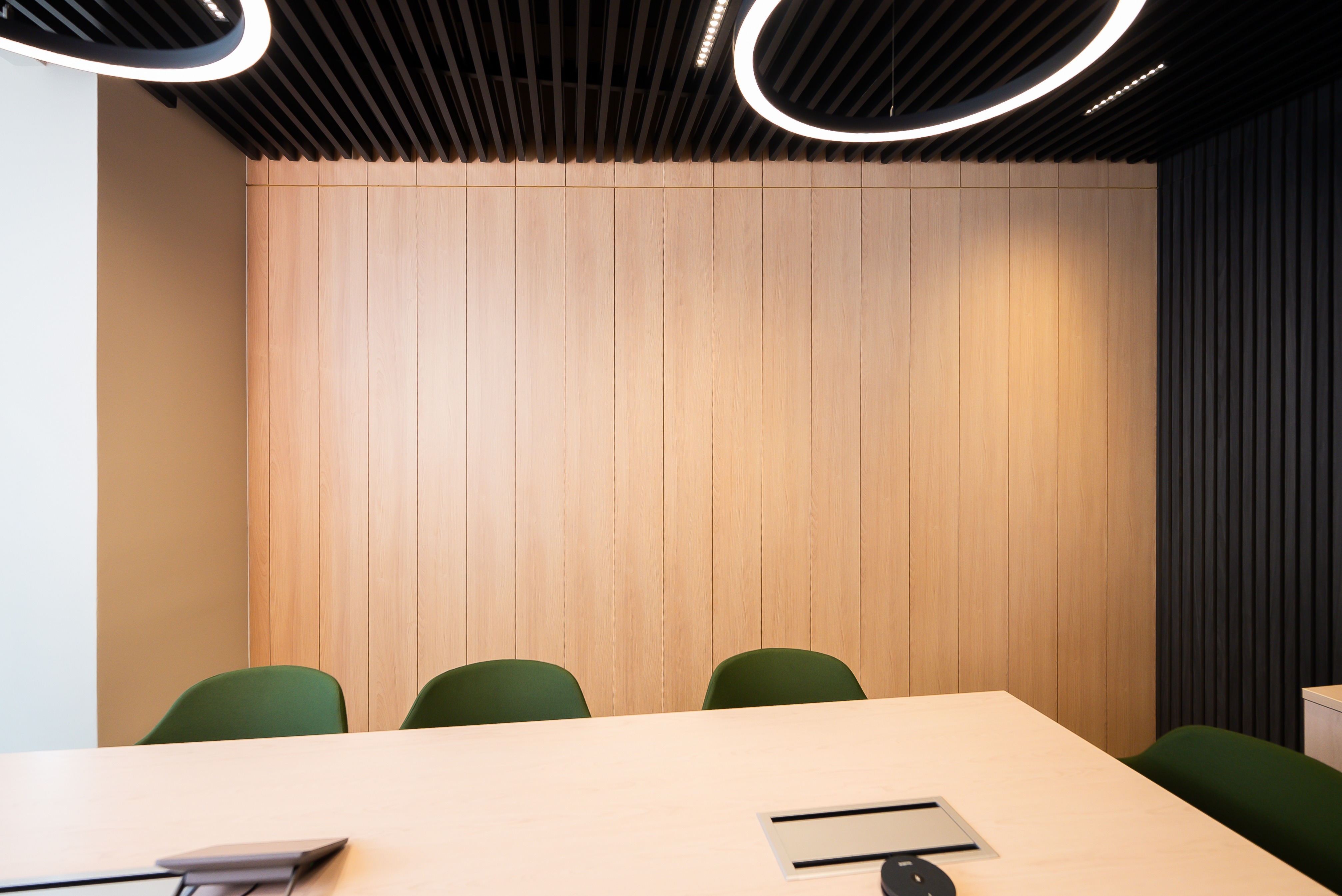 Galeria de Revestimiento tableado Carvalo en diseño de oficinas - 10