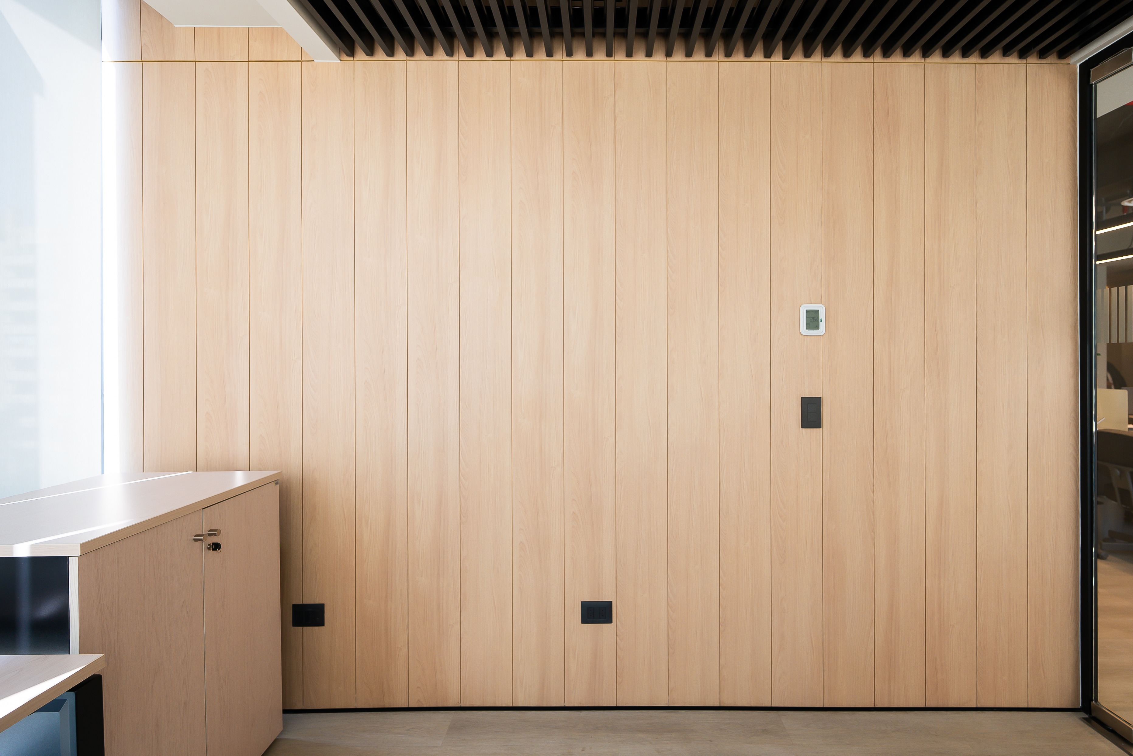 Galeria de Revestimiento tableado Carvalo en diseño de oficinas - 7