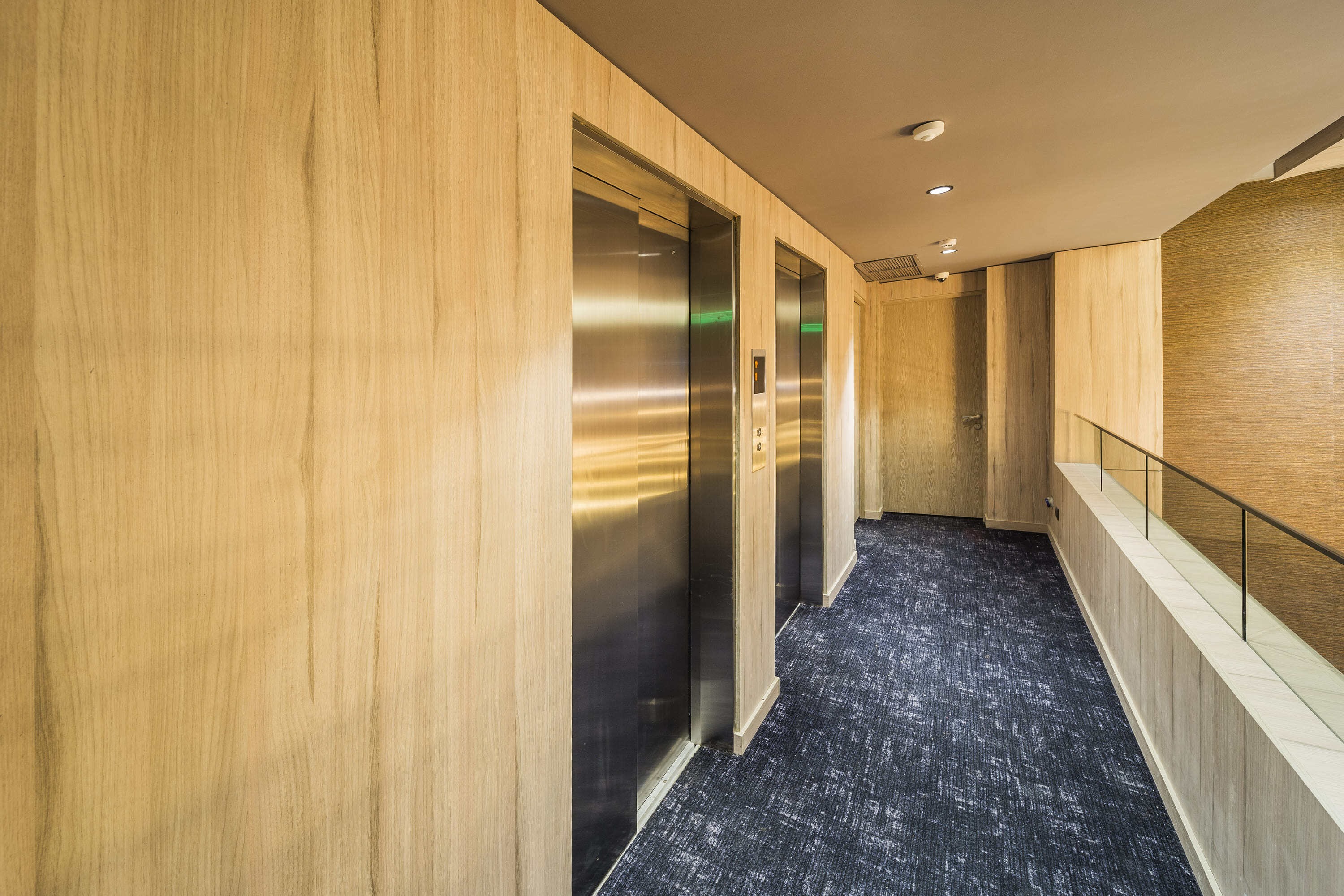 Galeria de Melamina Nogal Ceniza en Hotel One NK - 7