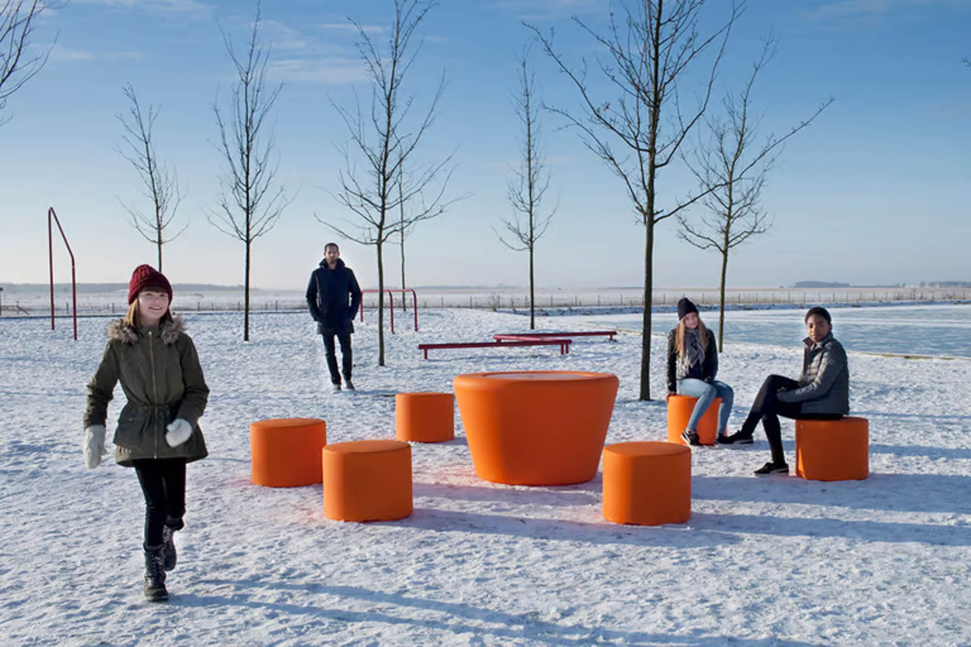 Galeria de Mobiliario inclusivo de exterior para parques - 1