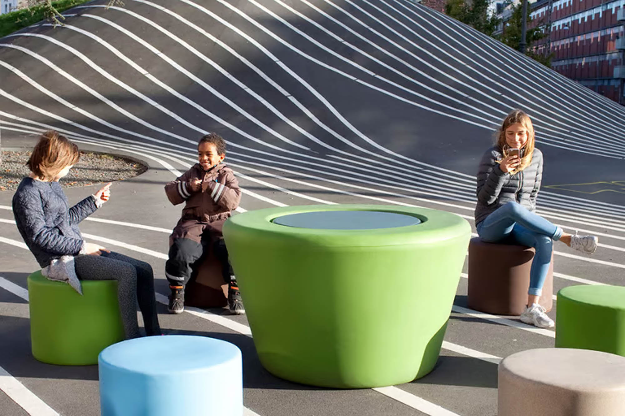 Galeria de Mobiliario inclusivo de exterior para parques - 35