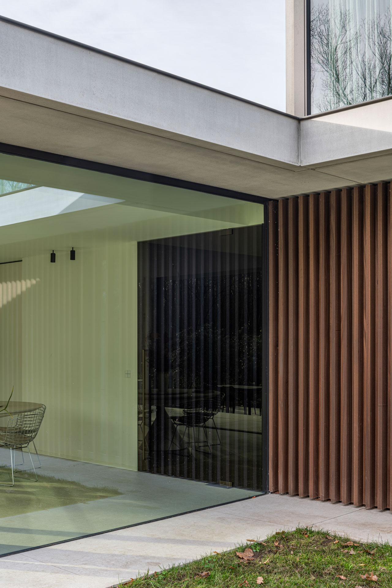 Gallery of Minimal Window Frames in House R IN B - 2