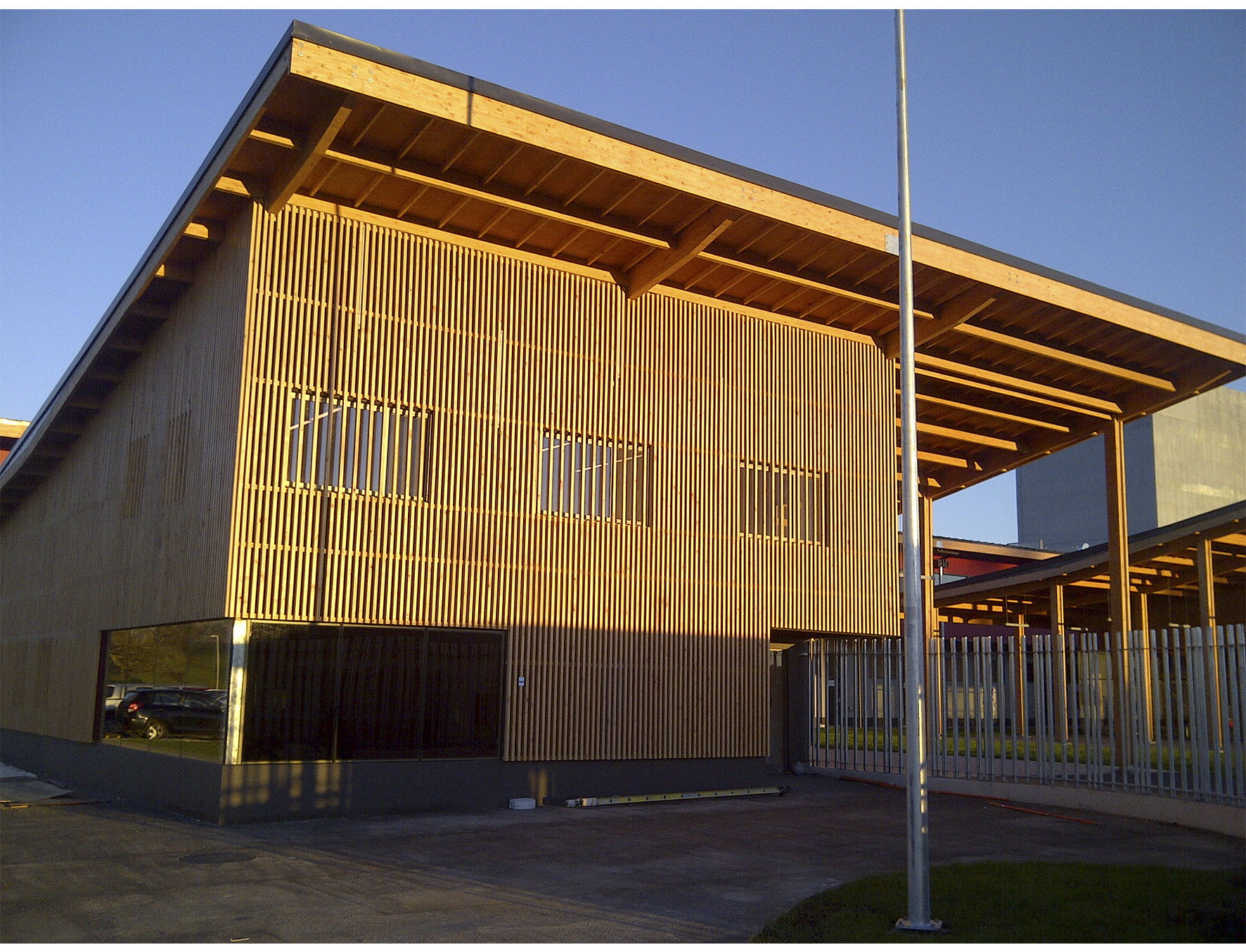 Madera laminada HILAM - Guía de terminación y mantención de Arauco